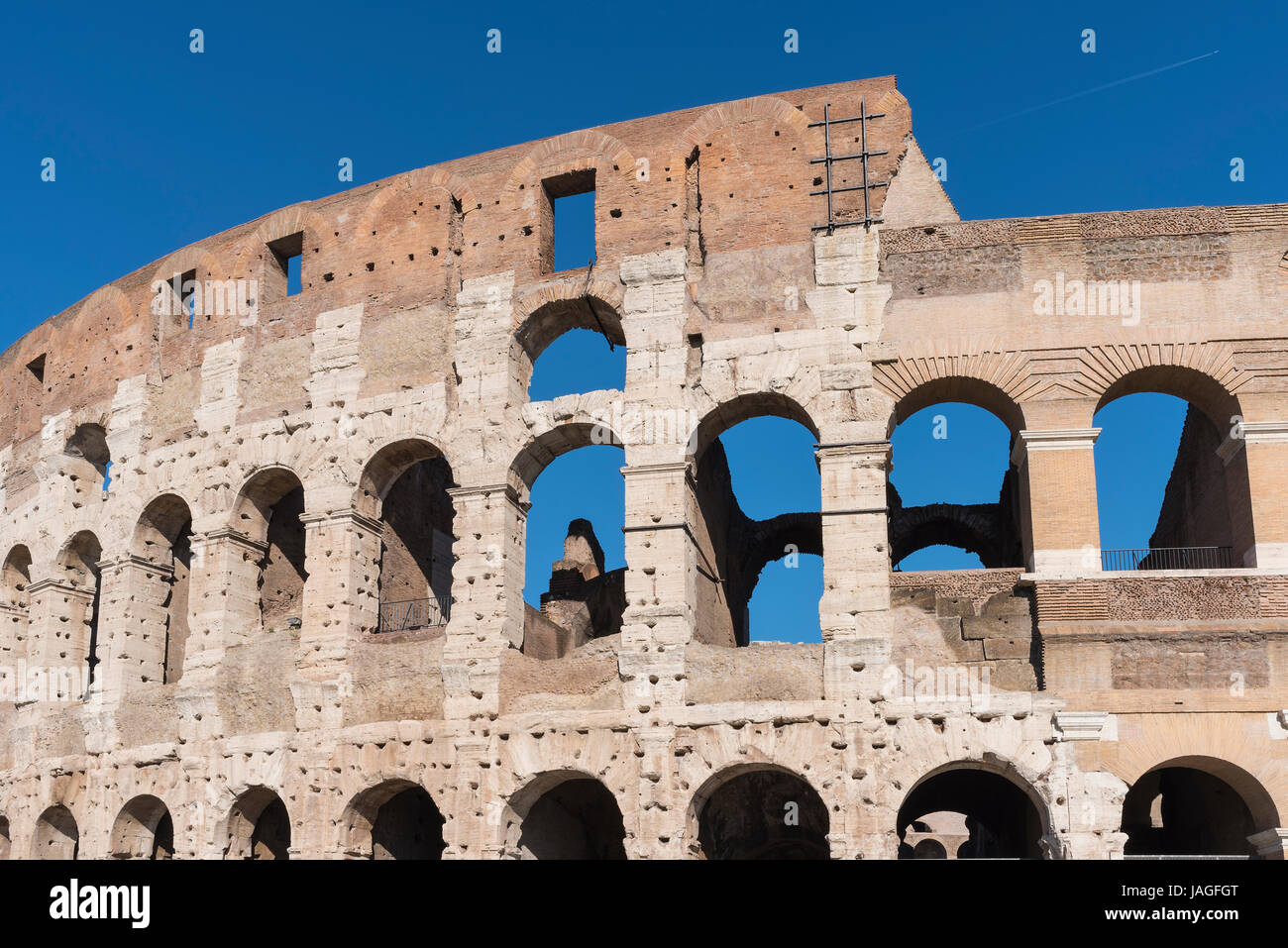 The colosseum amphitheatre wall facade hi-res stock photography and ...