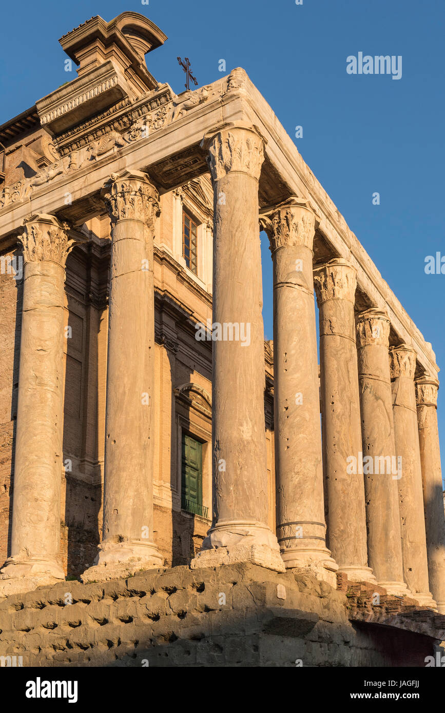 View of of statues the Roman Forum, Rome, Italy Stock Photo - Alamy