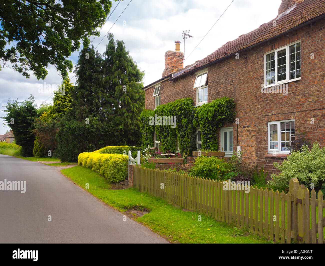 Two up two down cottages hi-res stock photography and images - Alamy