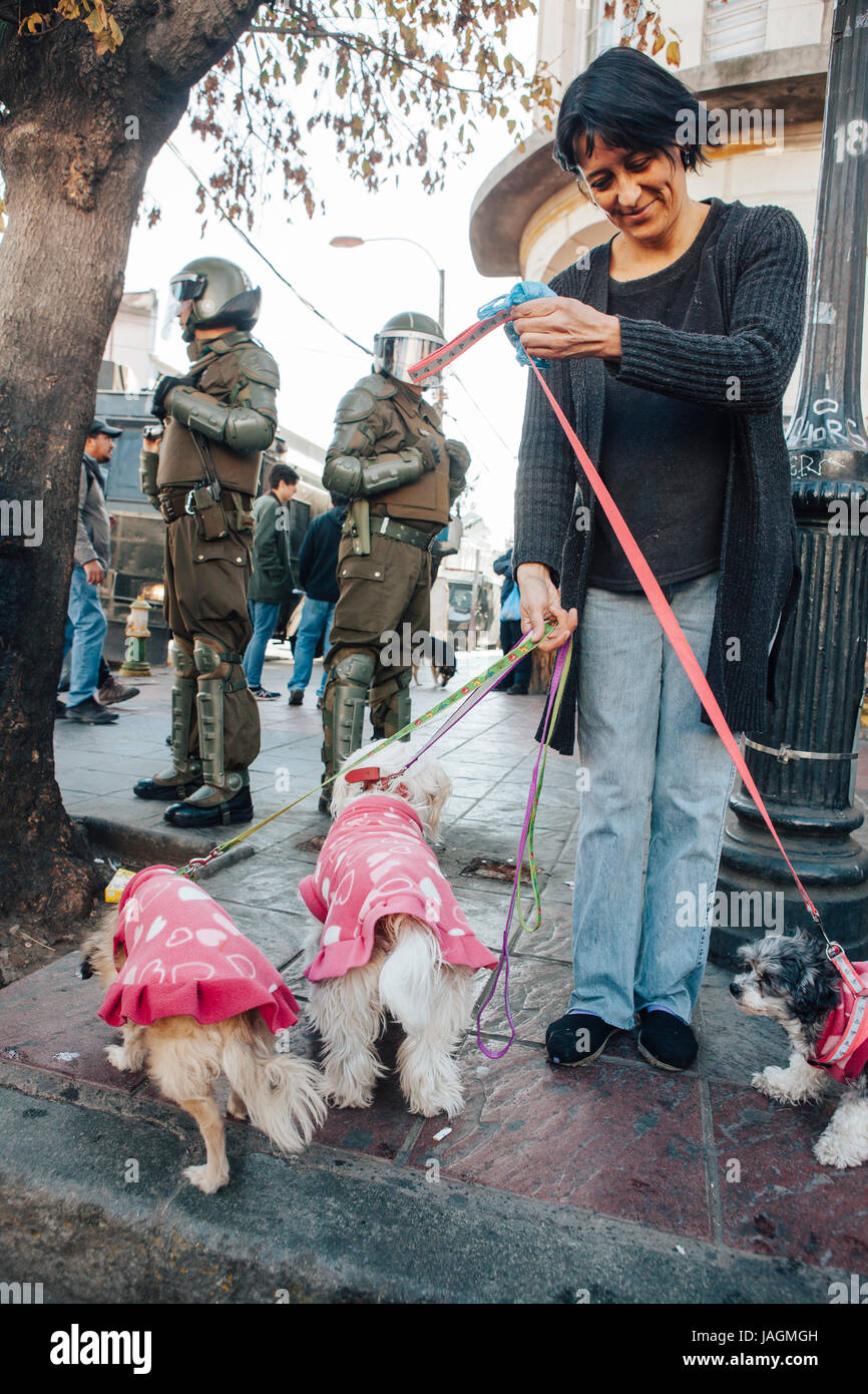 Chile women protest hi-res stock photography and images - Alamy