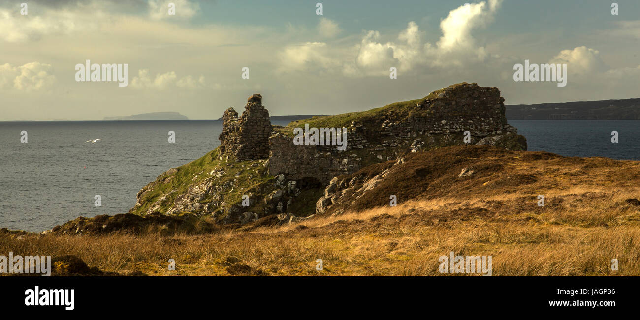 Dunscaith Castle Tokavaig - Isle of Skye Stock Photo - Alamy