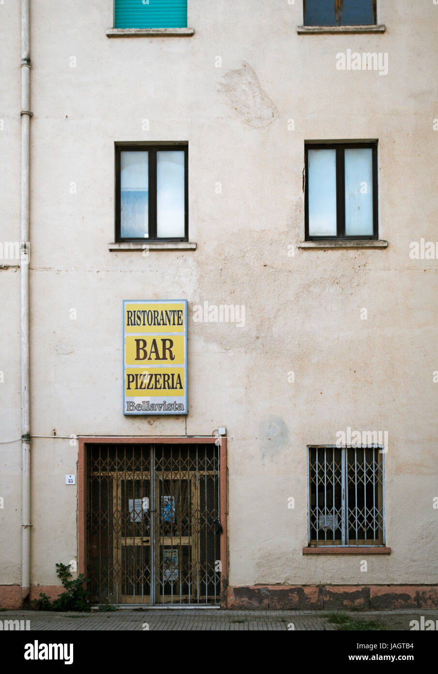 Bar and restaurant closed sign hi-res stock photography and images - Alamy