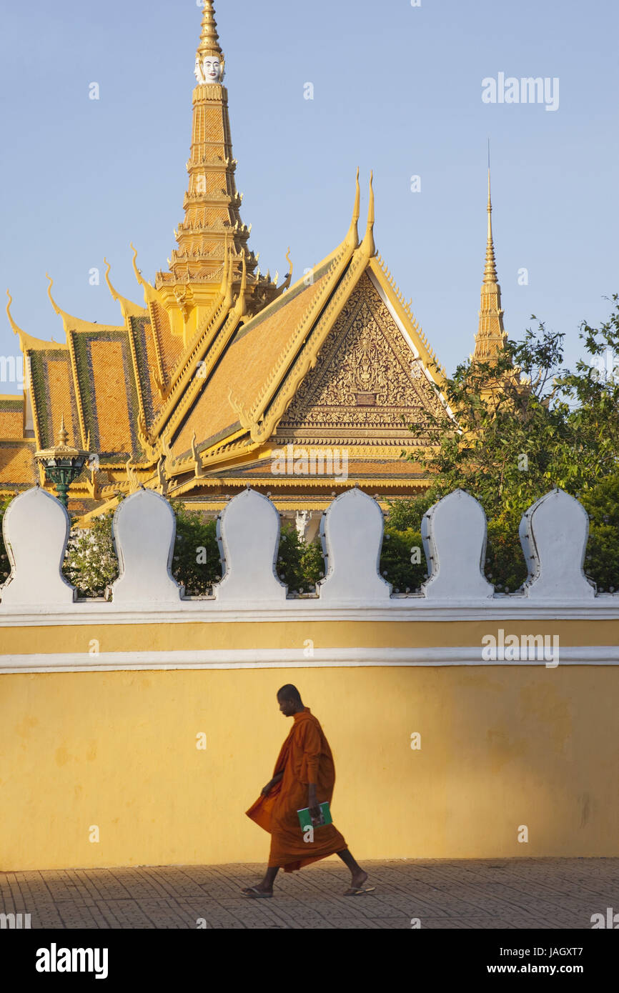 Cambodia,Phnom Penh,monk before the royal palace Stock Photo - Alamy
