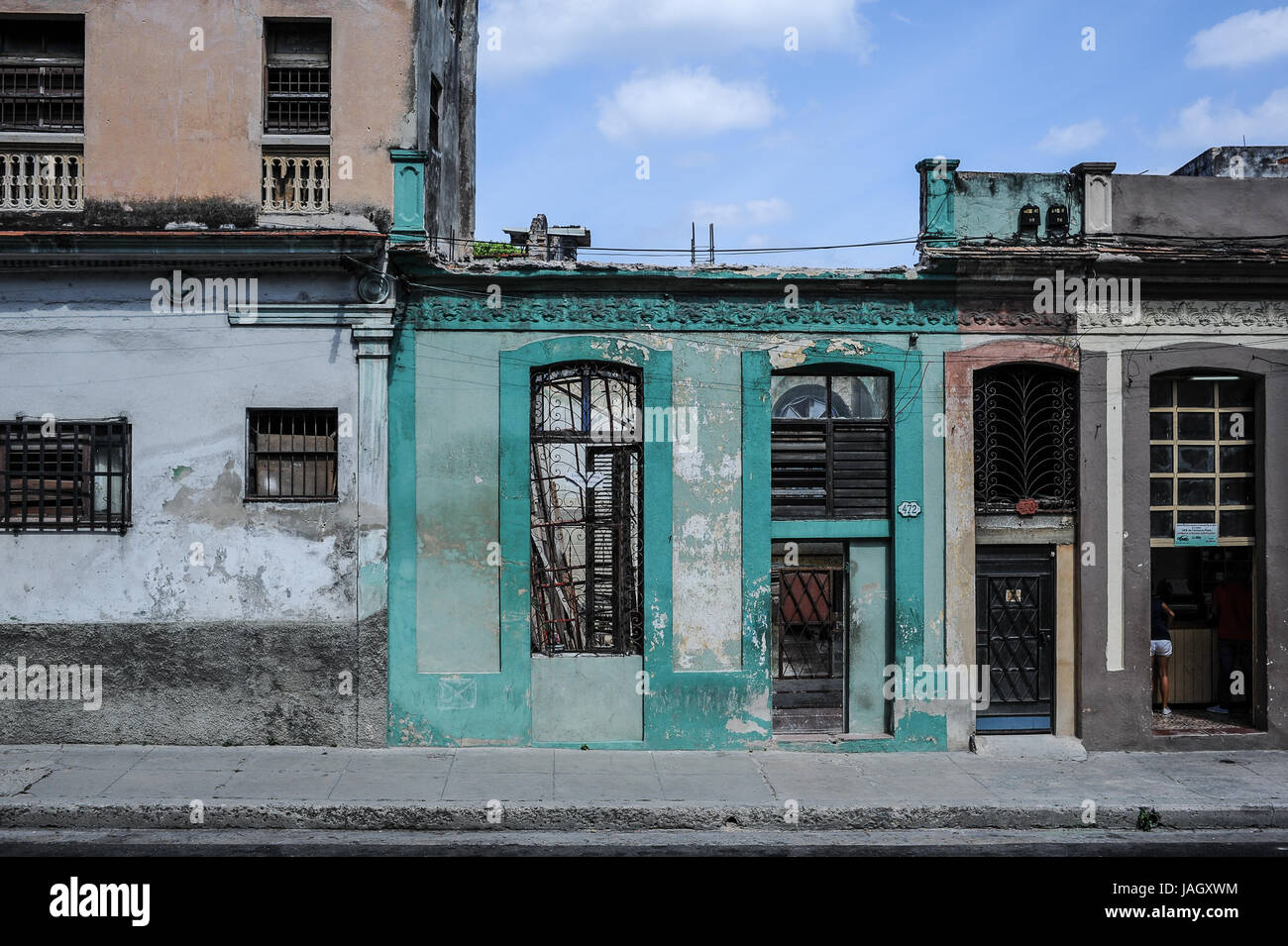 Crumbling buildings hi-res stock photography and images - Alamy
