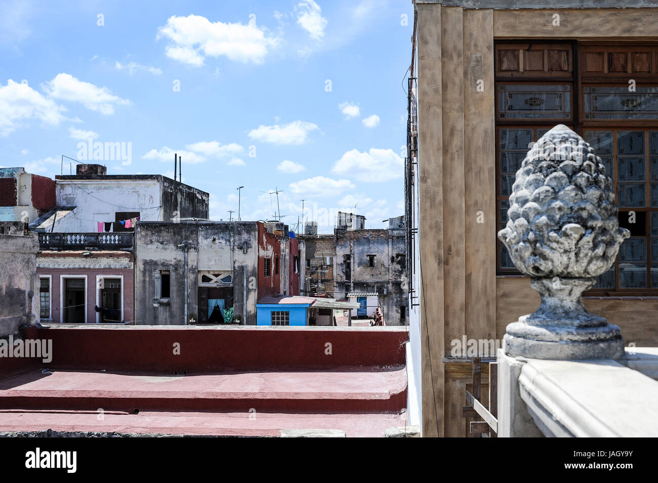 La Habana Crumbling Buildings High Resolution Stock Photography and ...