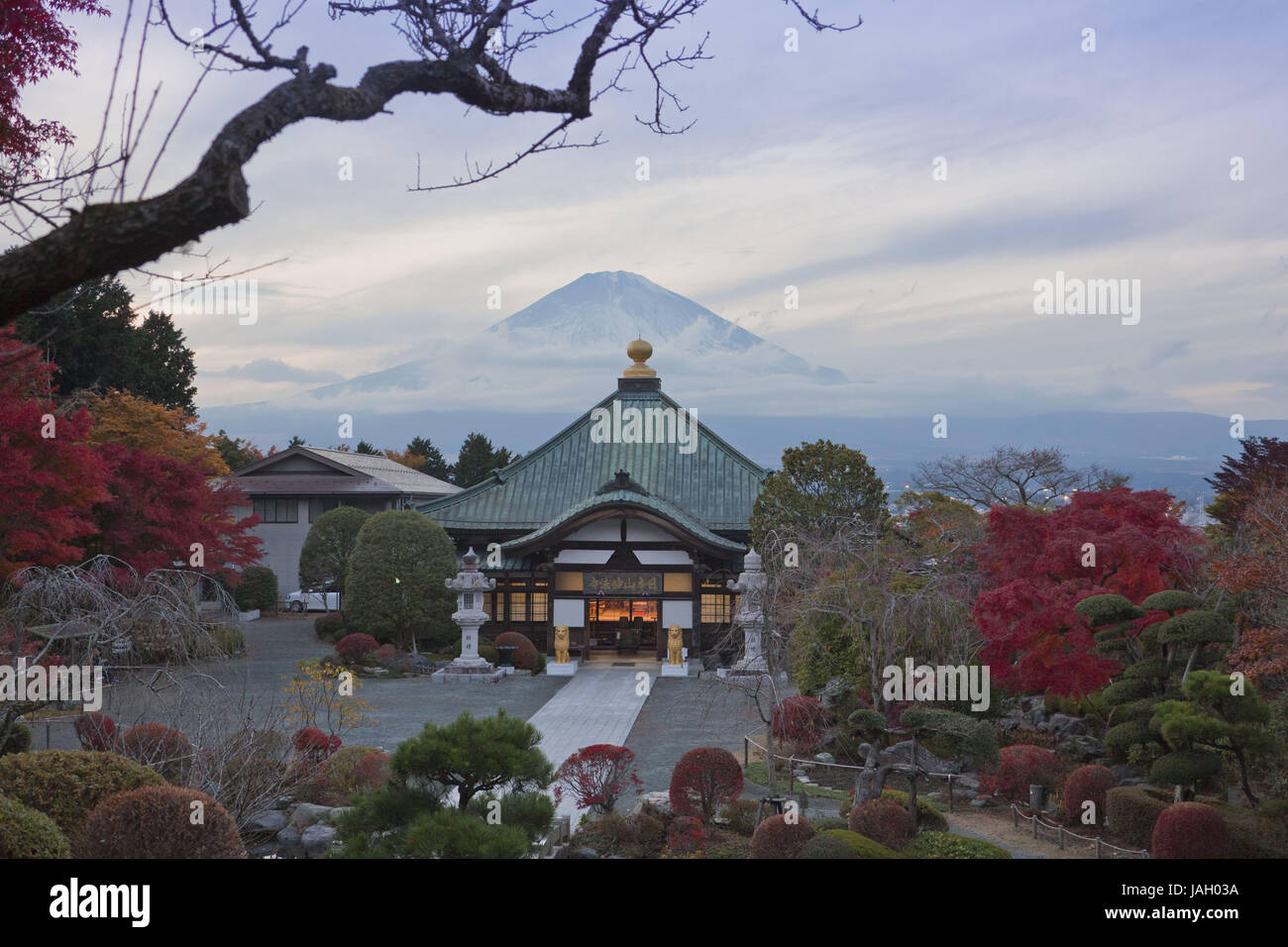 Temple and mount fuji hi-res stock photography and images - Alamy