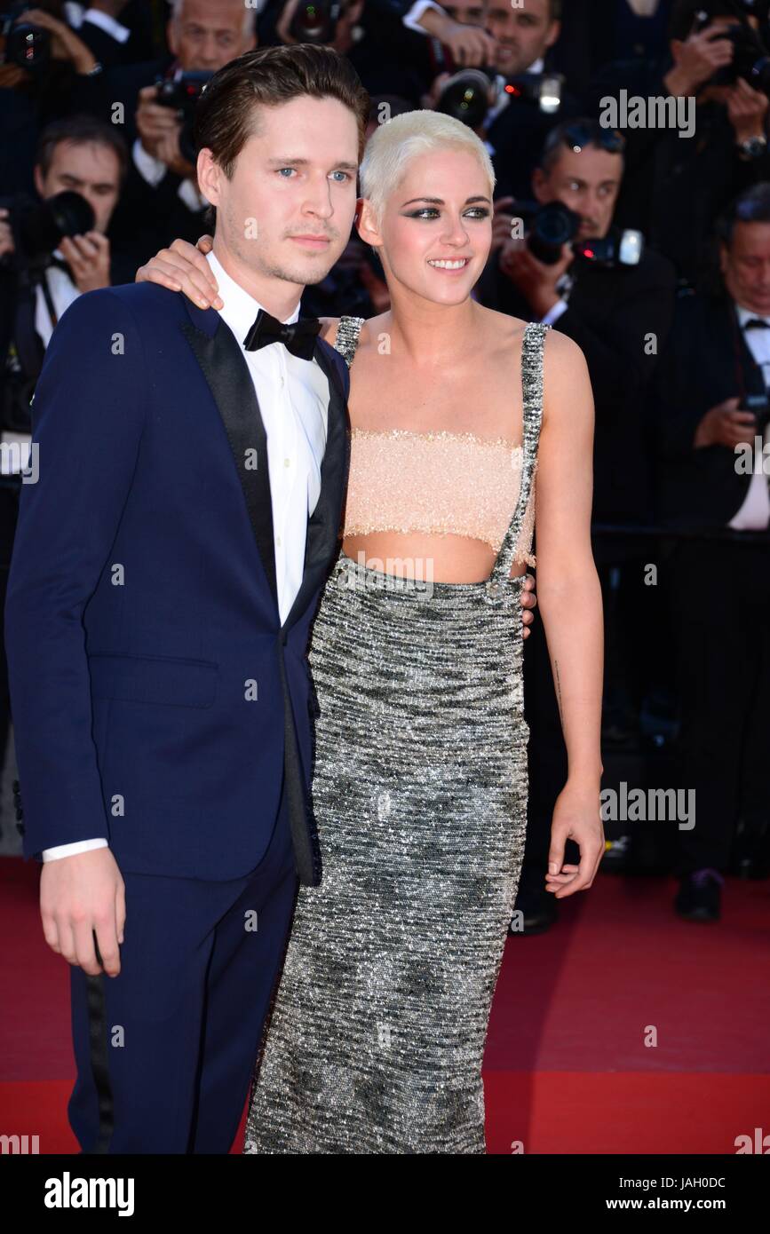 Josh Kaye and Kristen Stewart (Chanel dress) Arriving on the red carpet ...