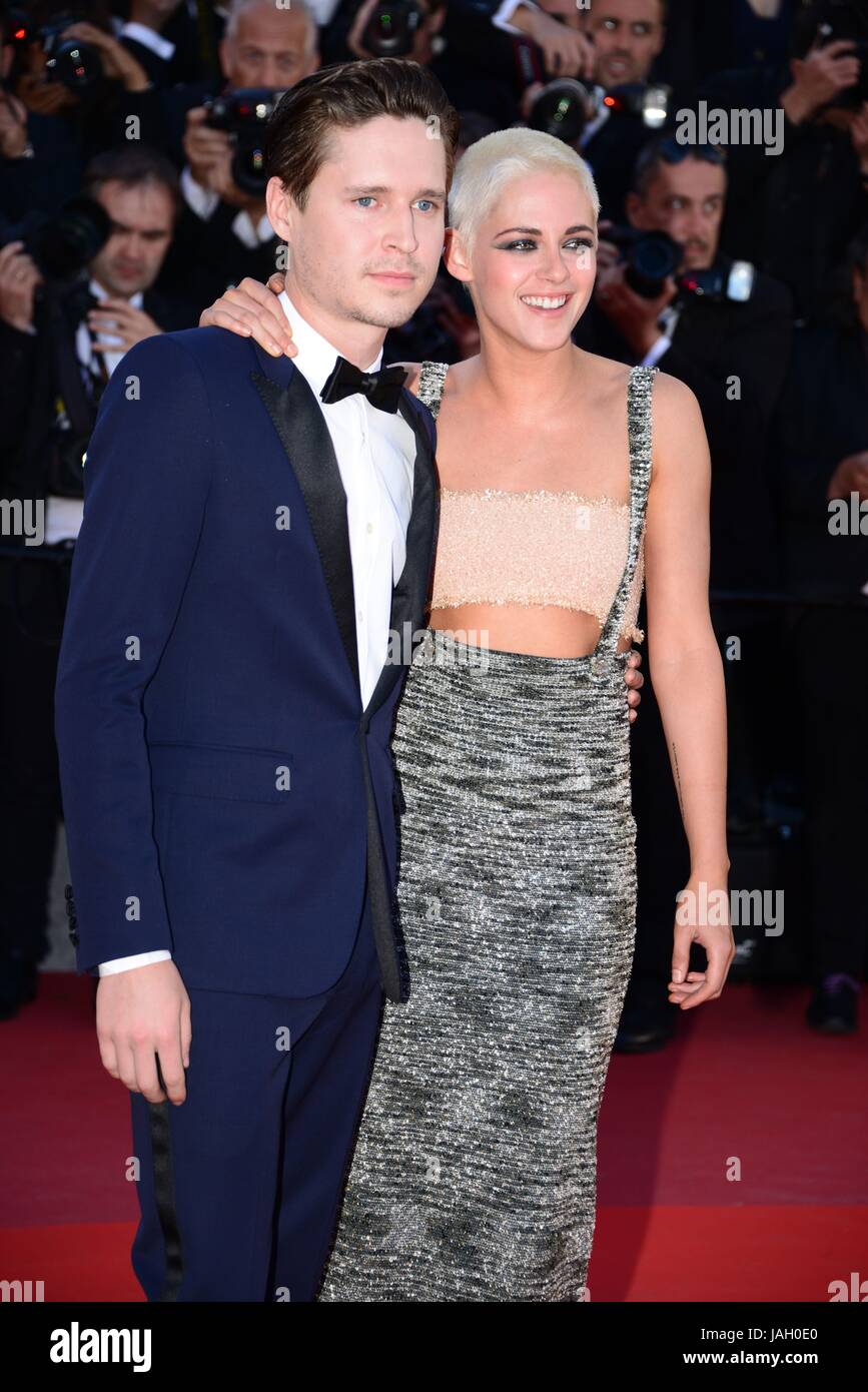 Josh Kaye and Kristen Stewart (Chanel dress) Arriving on the red carpet ...