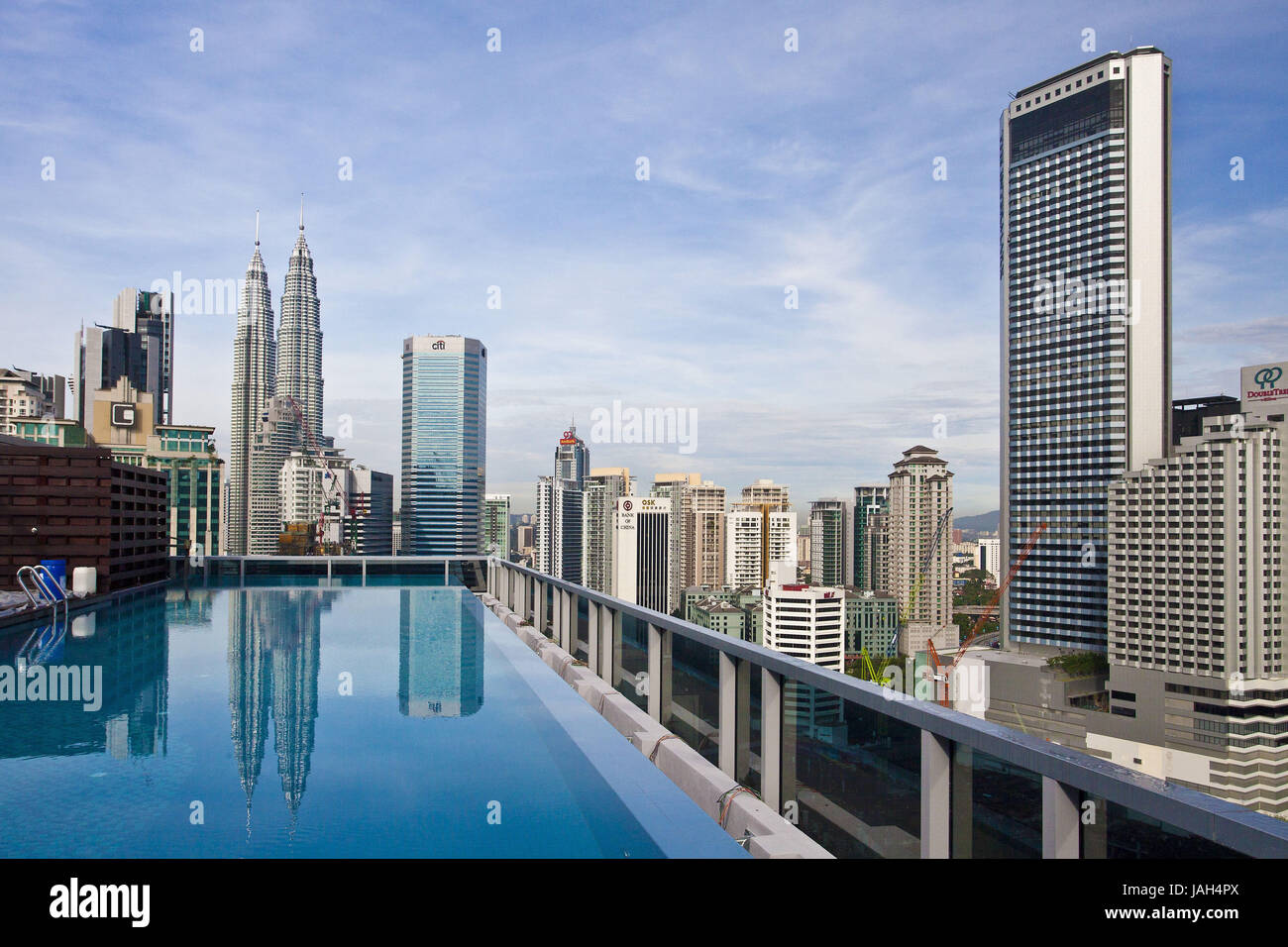 Petronas twin tower swimming pool hi-res stock photography and images ...