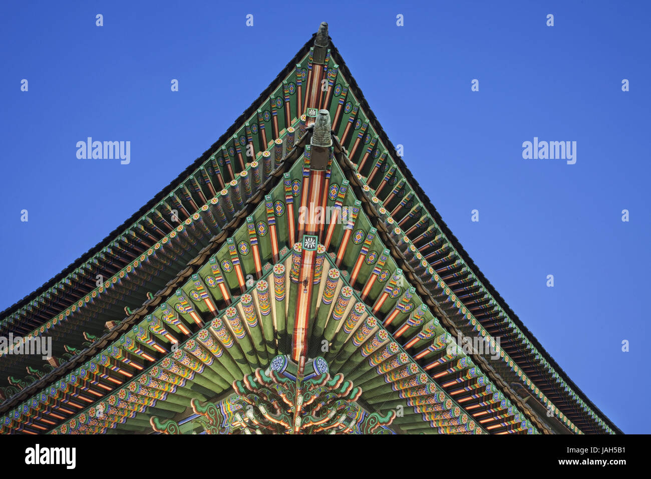 Korea,Seoul,Gyeongbokgung palace,Geunjeongjeon,throne room,roof,detail ...