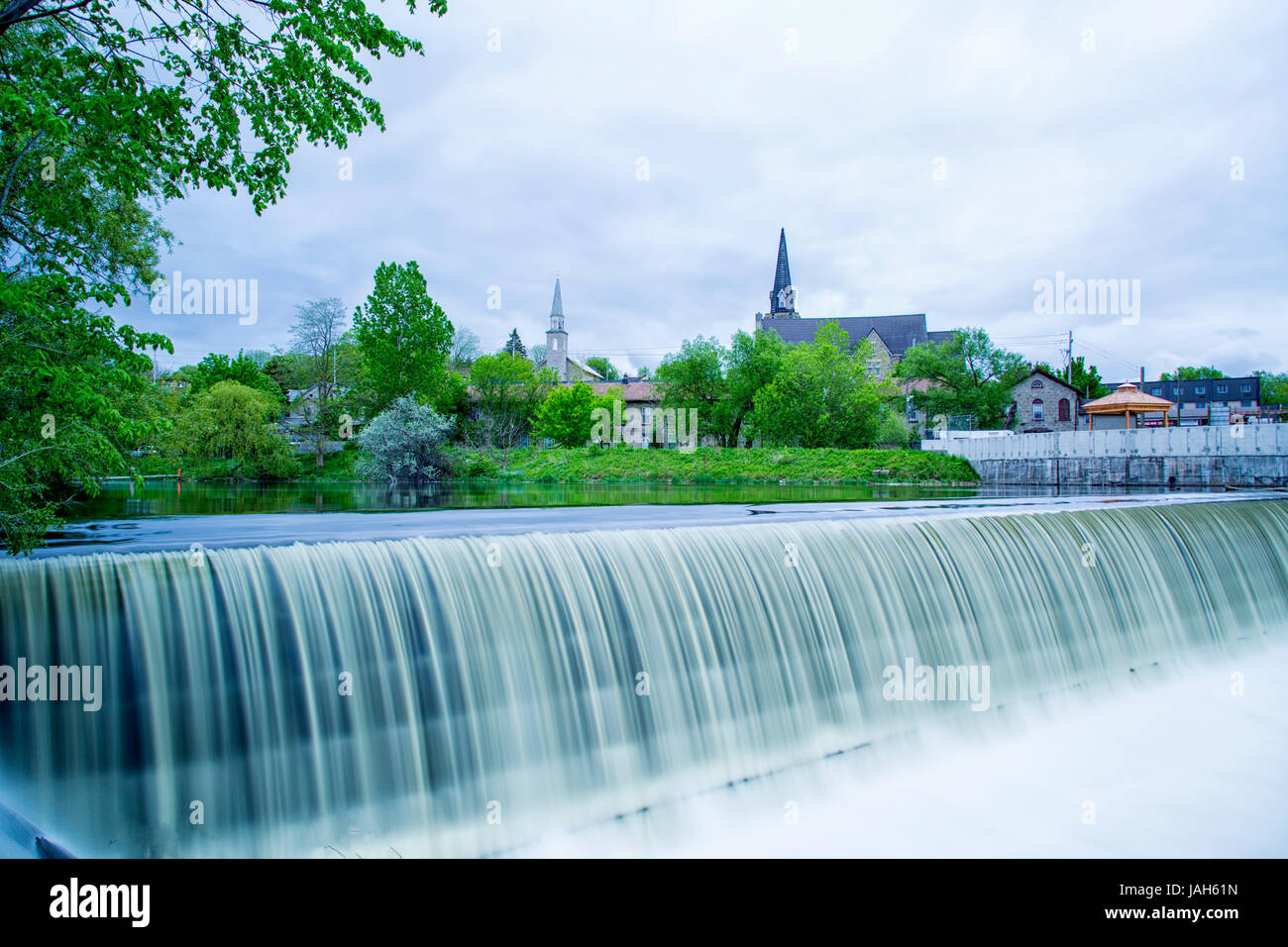 Mill pond dam hi-res stock photography and images - Alamy