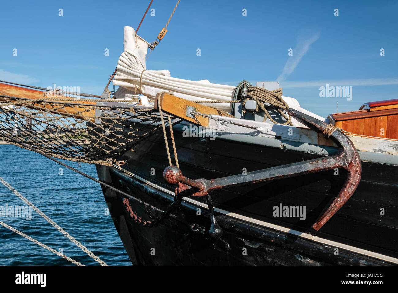 Bug und Anker eines großen Segelschiffes in Amaliehaven, Kopenhagen ...