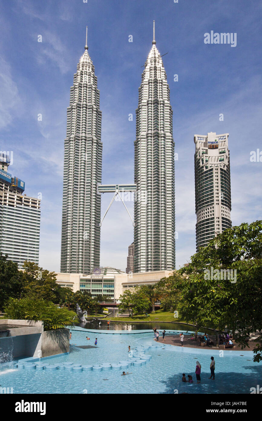 Petronas twin tower swimming pool hi-res stock photography and images ...