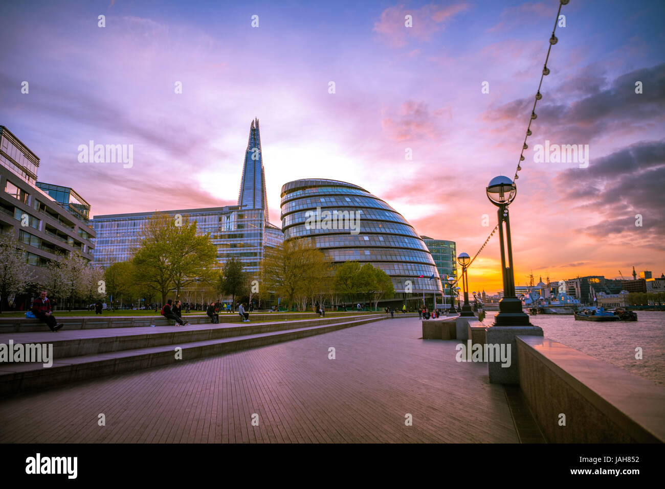 Riverside promenade on the Thames, Potters Fields Park, Skyline, London ...