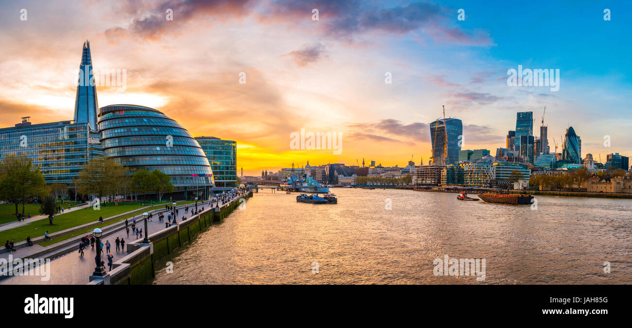 Riverside promenade thames hi-res stock photography and images - Alamy