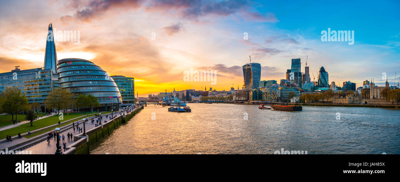 Riverside promenade thames hi-res stock photography and images - Alamy