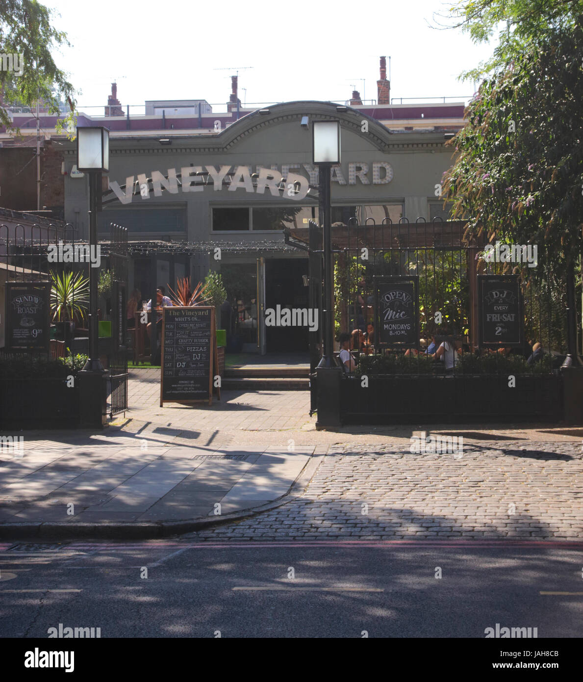 England vineyard house hi-res stock photography and images - Alamy