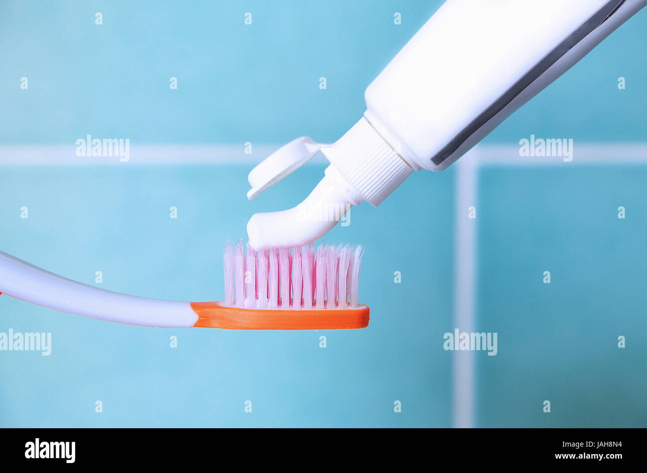 Squeeze toothpaste hi-res stock photography and images - Alamy