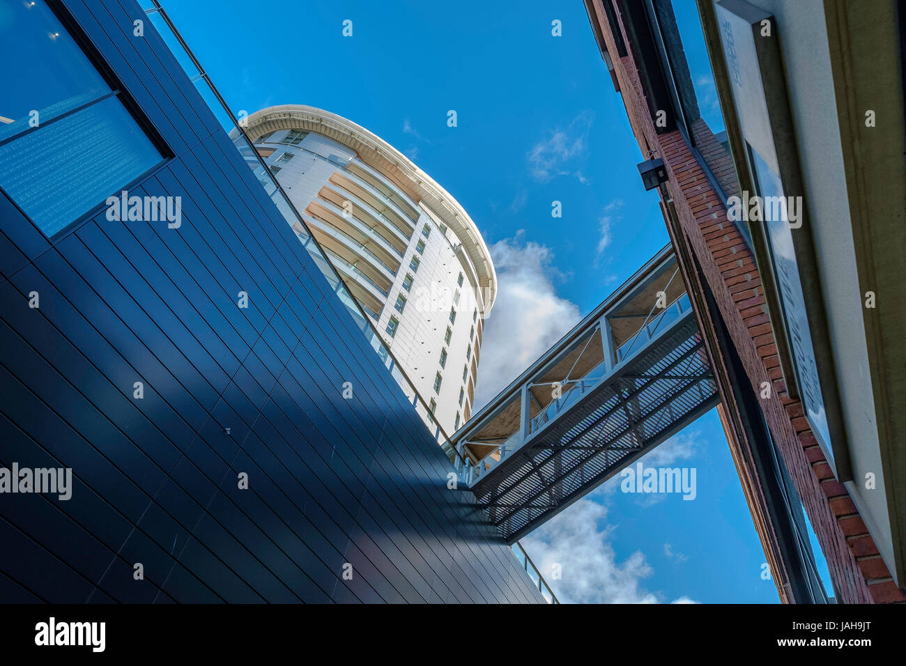 High walkway connecting buildings hi-res stock photography and images ...