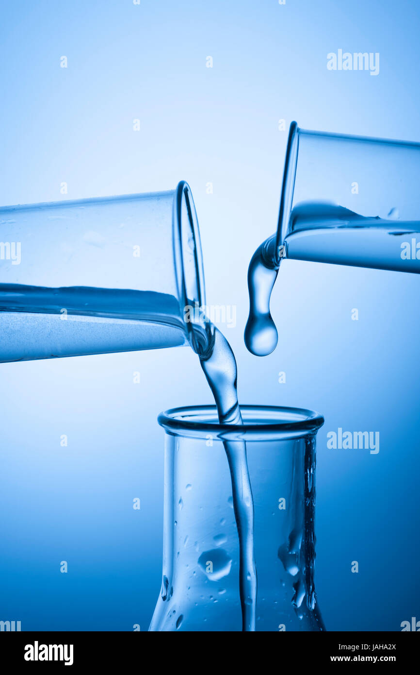 Close-up of the Herstelliung of a liquid mixture of two test tubes into ...