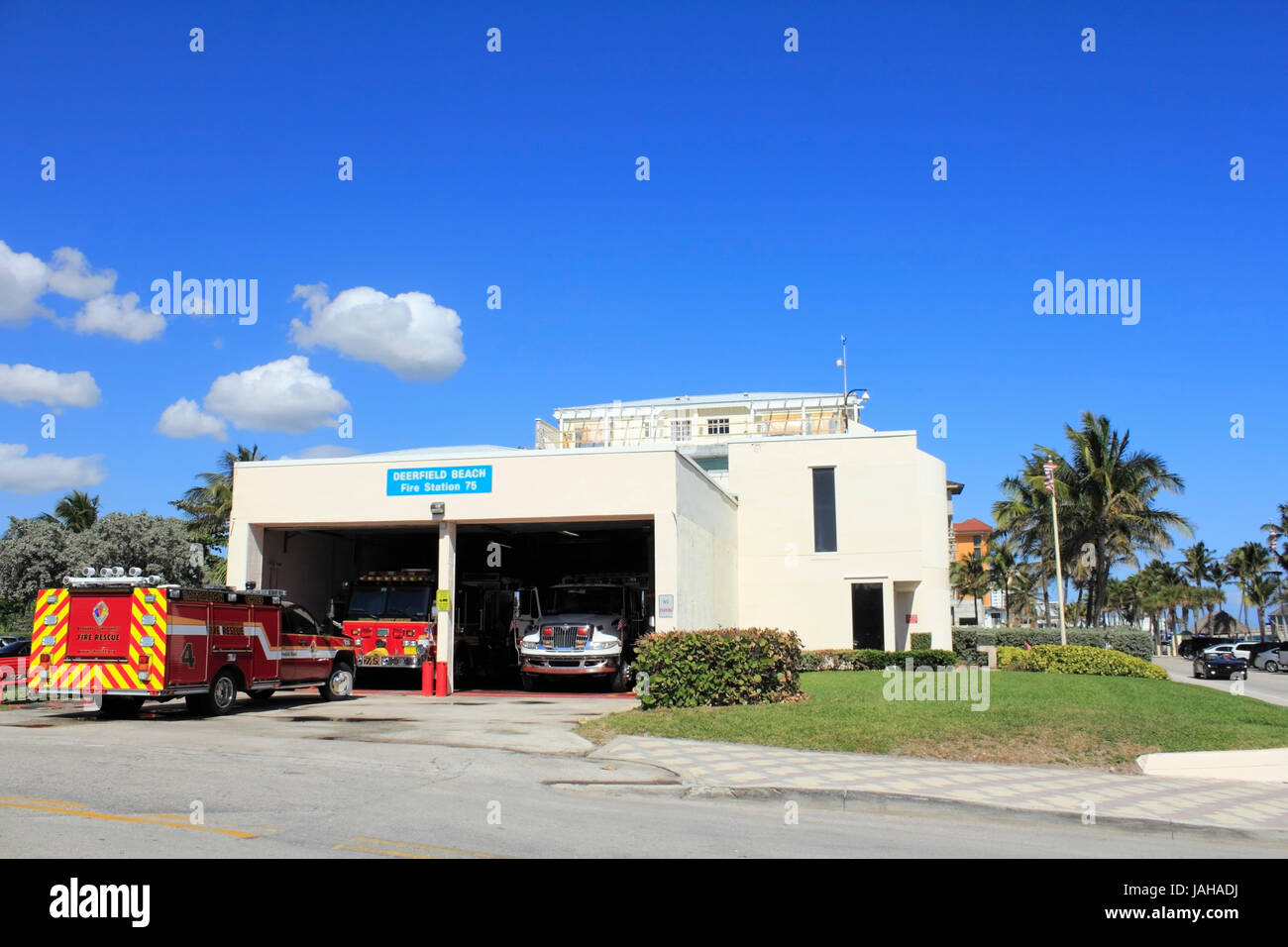 Fire station bay doors hi-res stock photography and images - Alamy