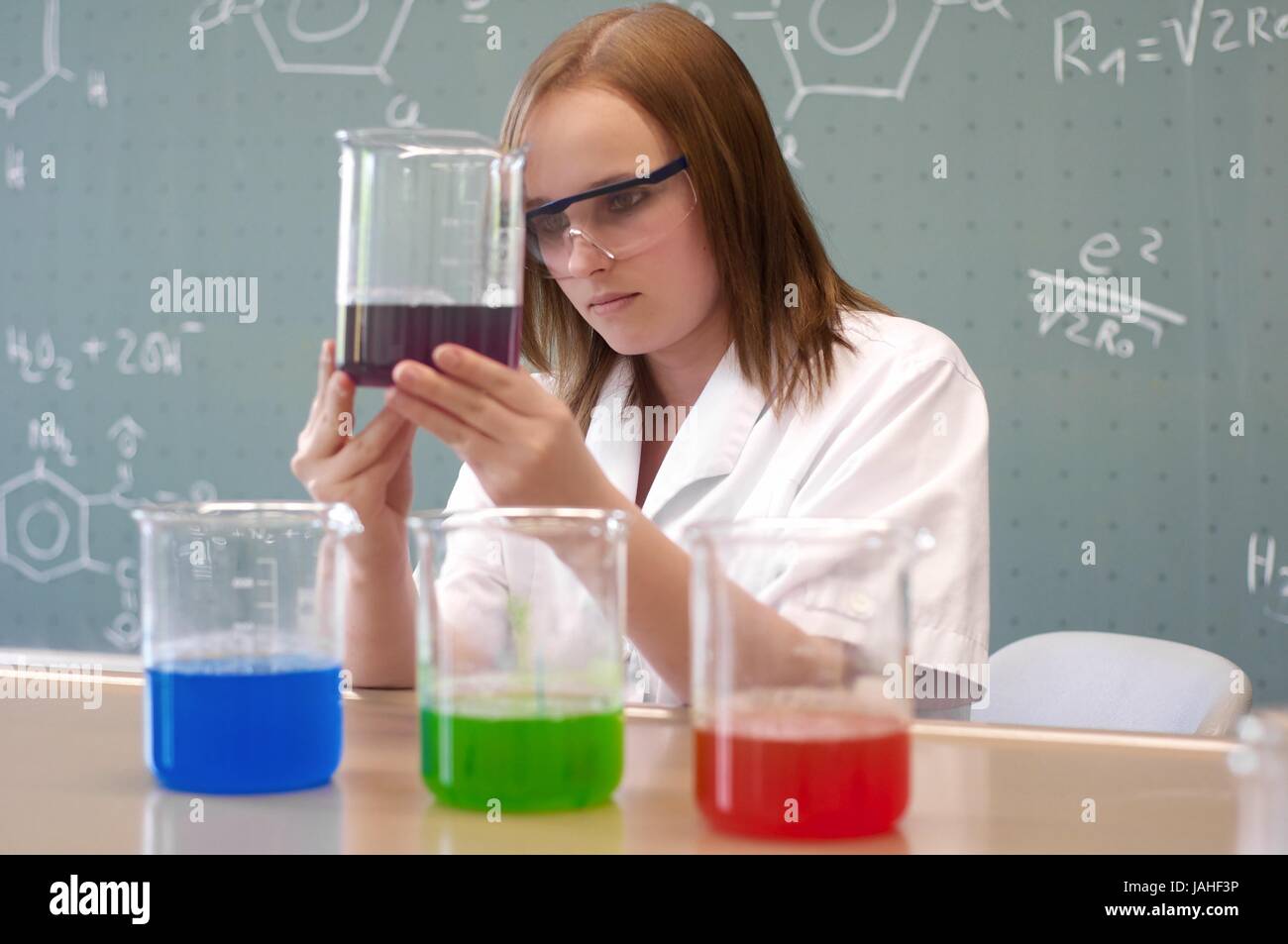 Frau untersucht ein Experiment im Labor Stock Photo - Alamy