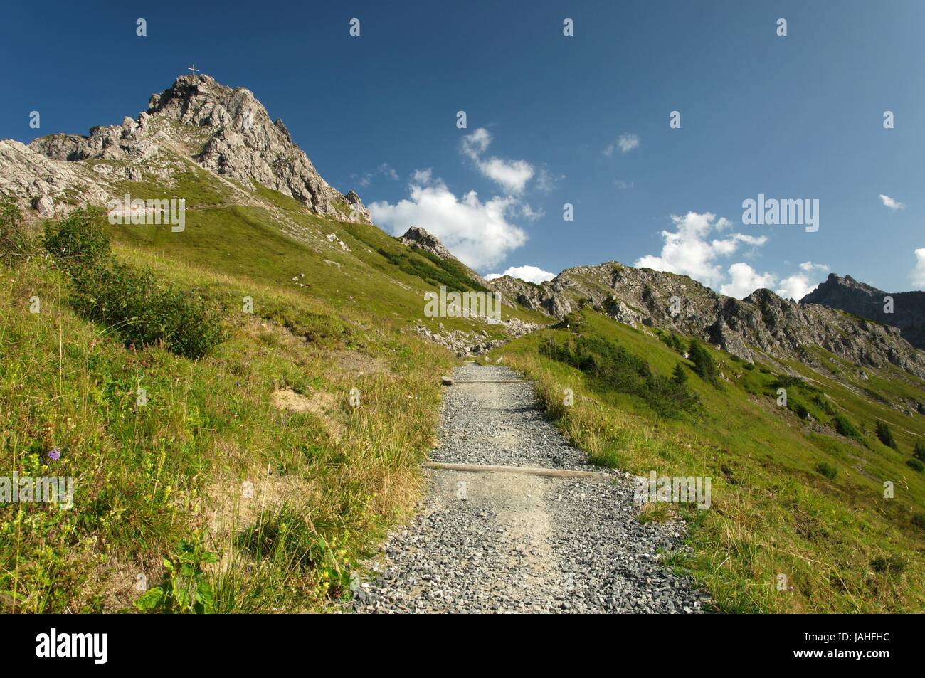 Wanderweg in die Berge Stock Photo - Alamy
