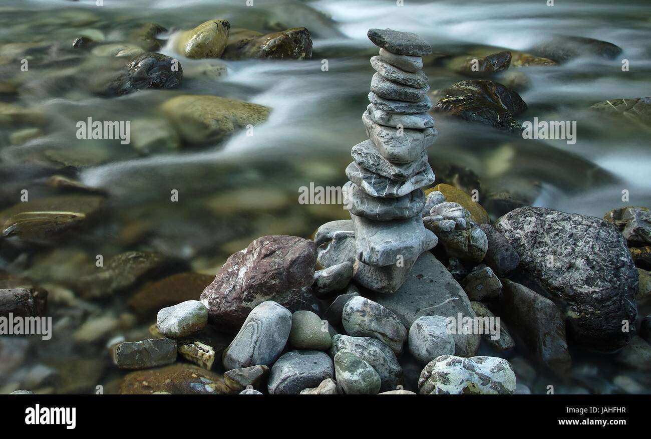 Ein Steinhaufen an einem Fluss Stock Photo - Alamy