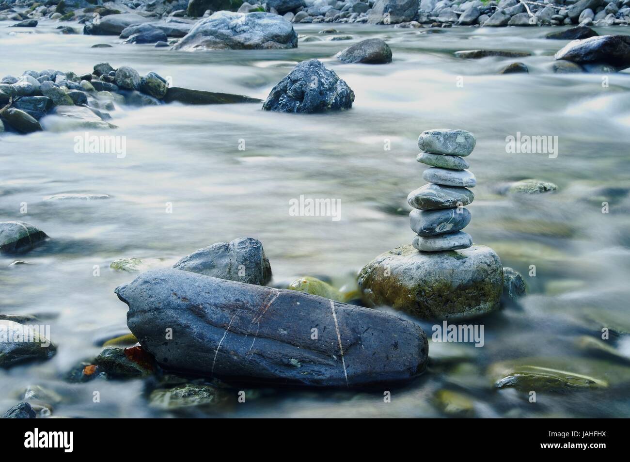 Ein Steinmännchen im Fluss auf einem Stein Stock Photo - Alamy