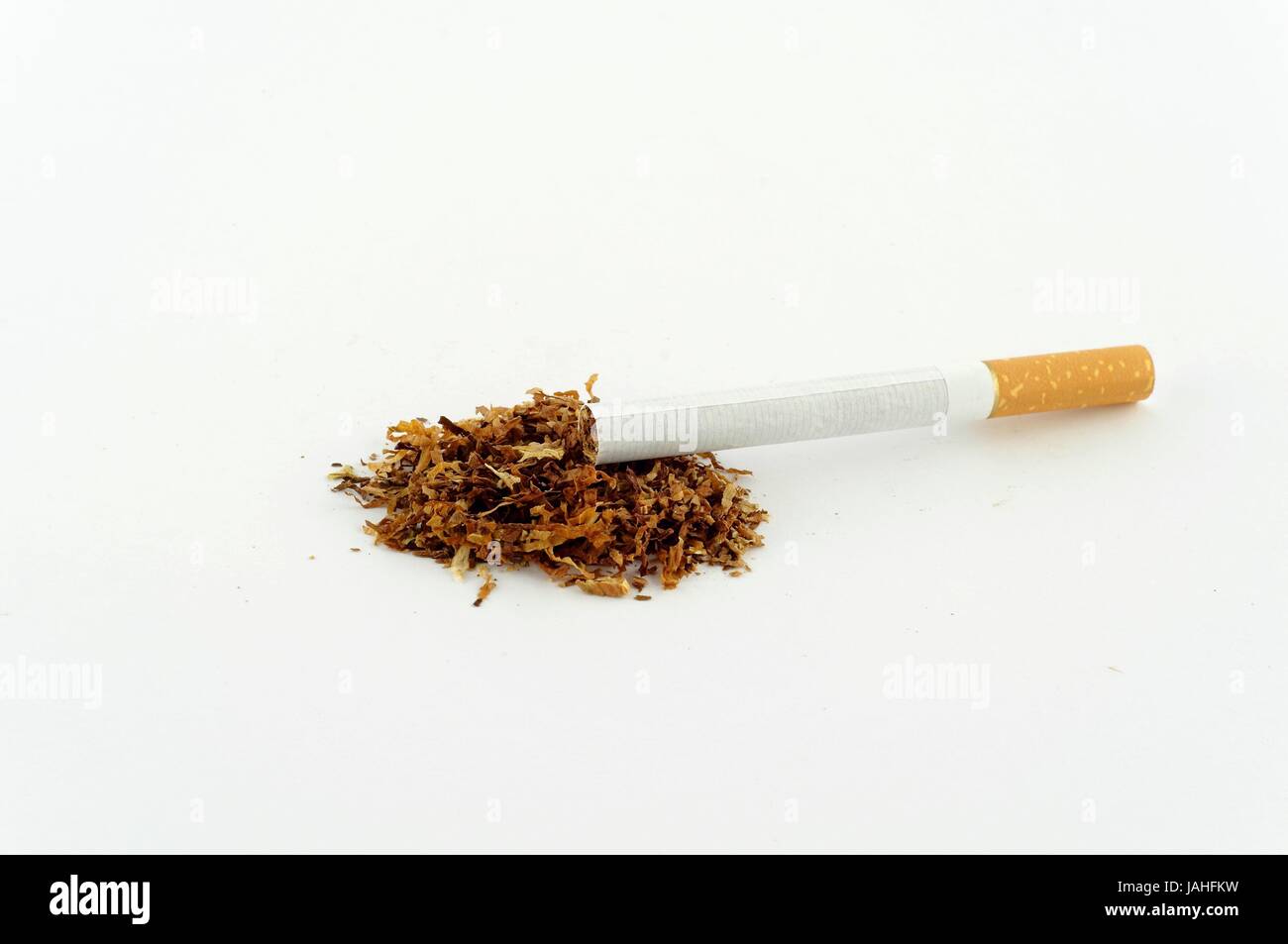 Zigarette und Tabak isoliert auf weiß Stock Photo - Alamy