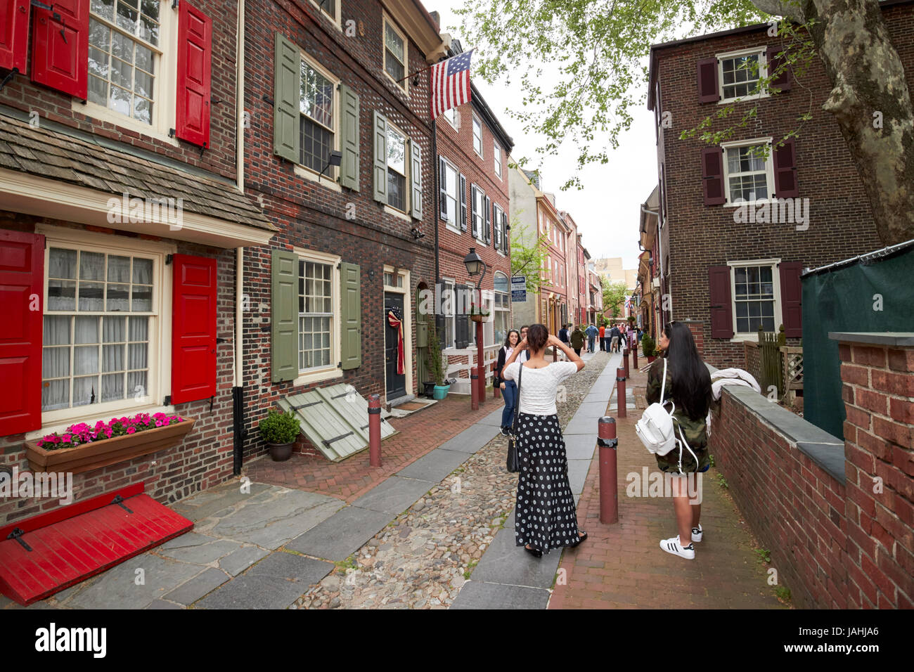 Old city alley hi-res stock photography and images - Alamy