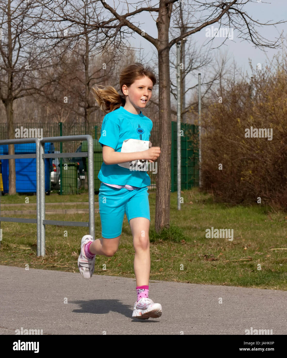 Girls running race sport hi-res stock photography and images - Alamy