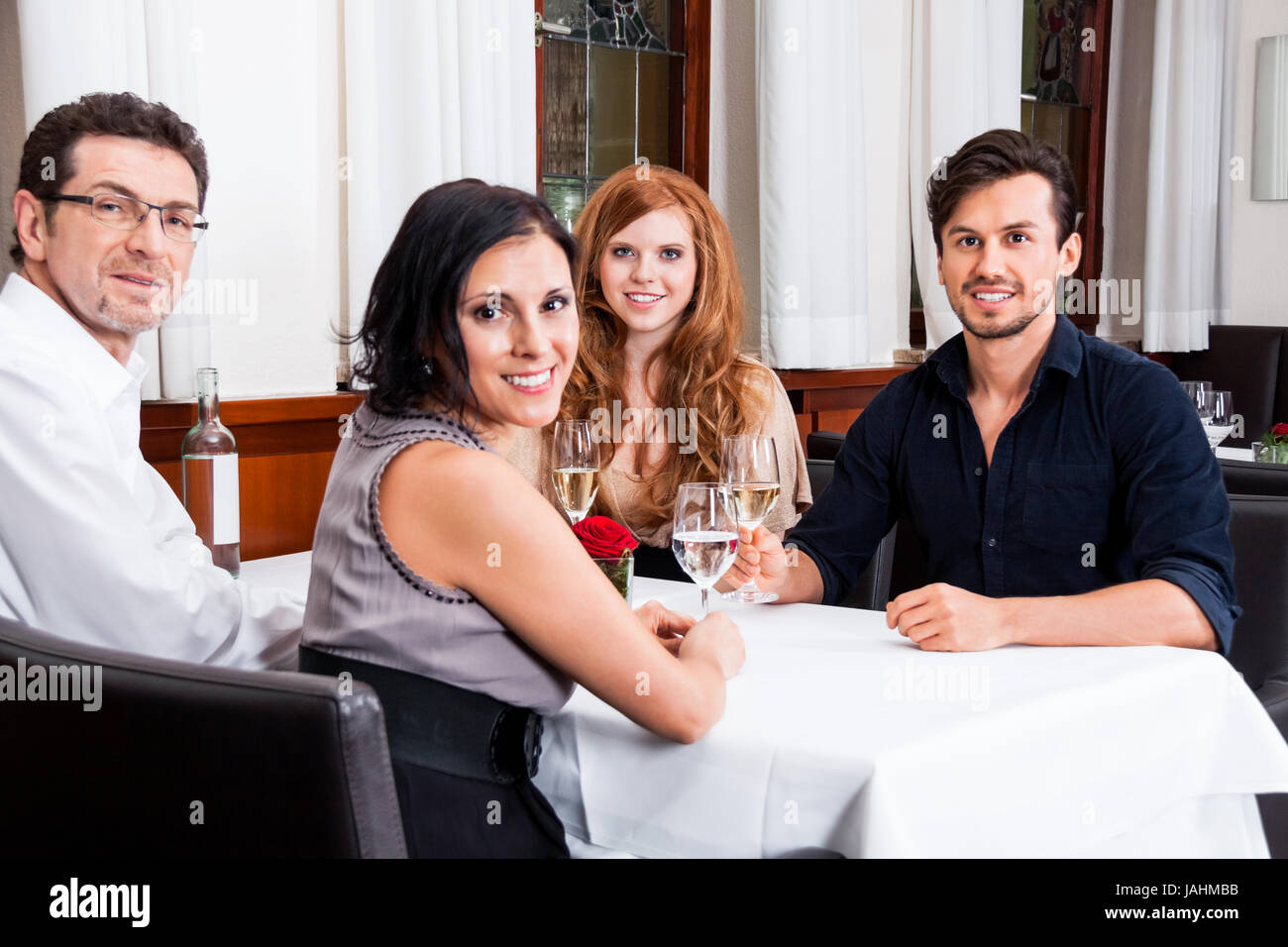Freunde essen im restaurant hi-res stock photography and images - Alamy