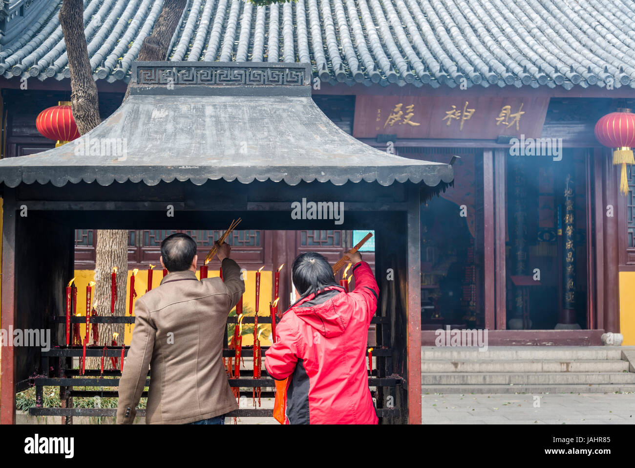 Candles in a chinese temple hi-res stock photography and images - Alamy