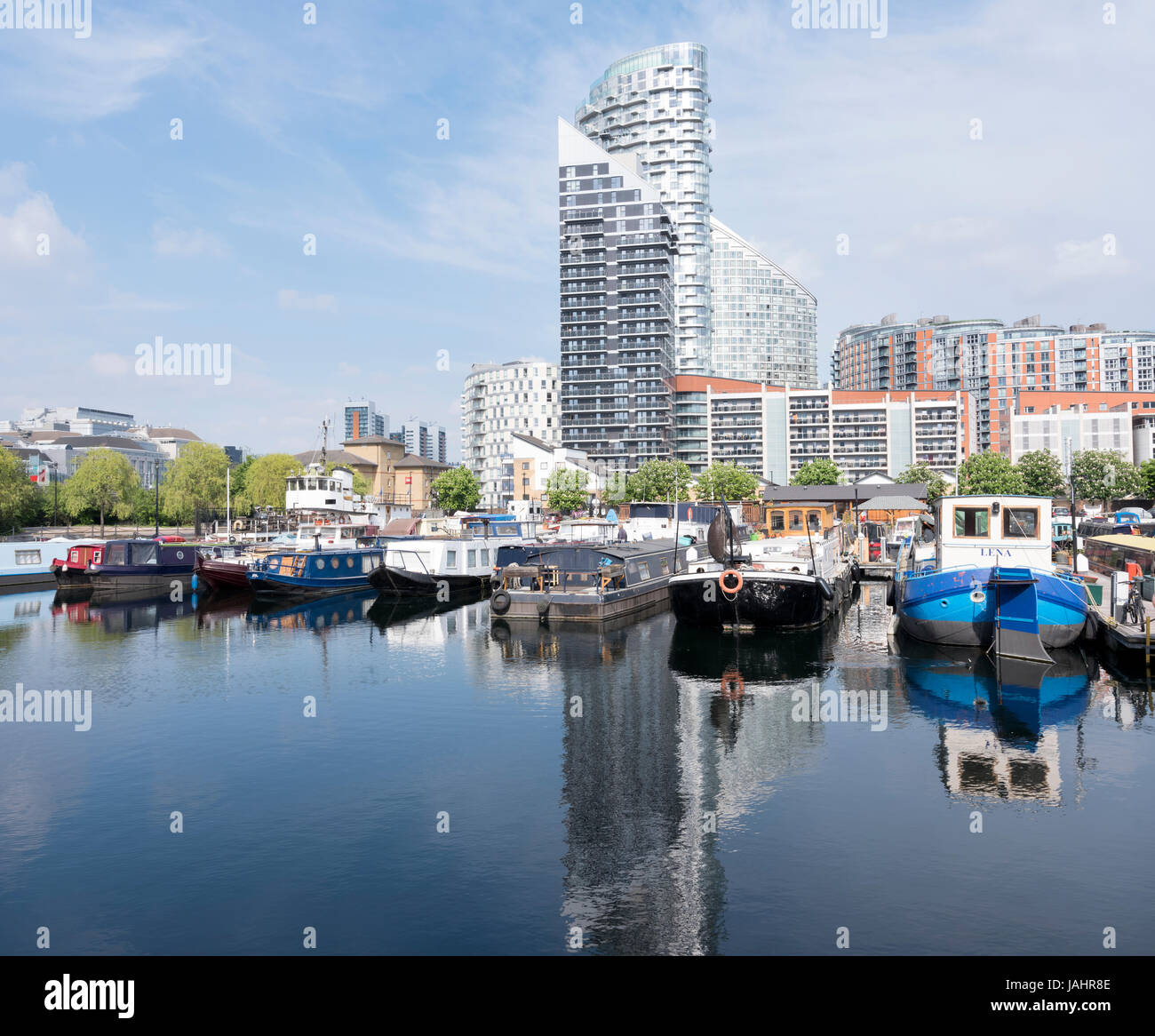 London, United Kingdom, 7 may 2017: house boats and apartment buildings ...