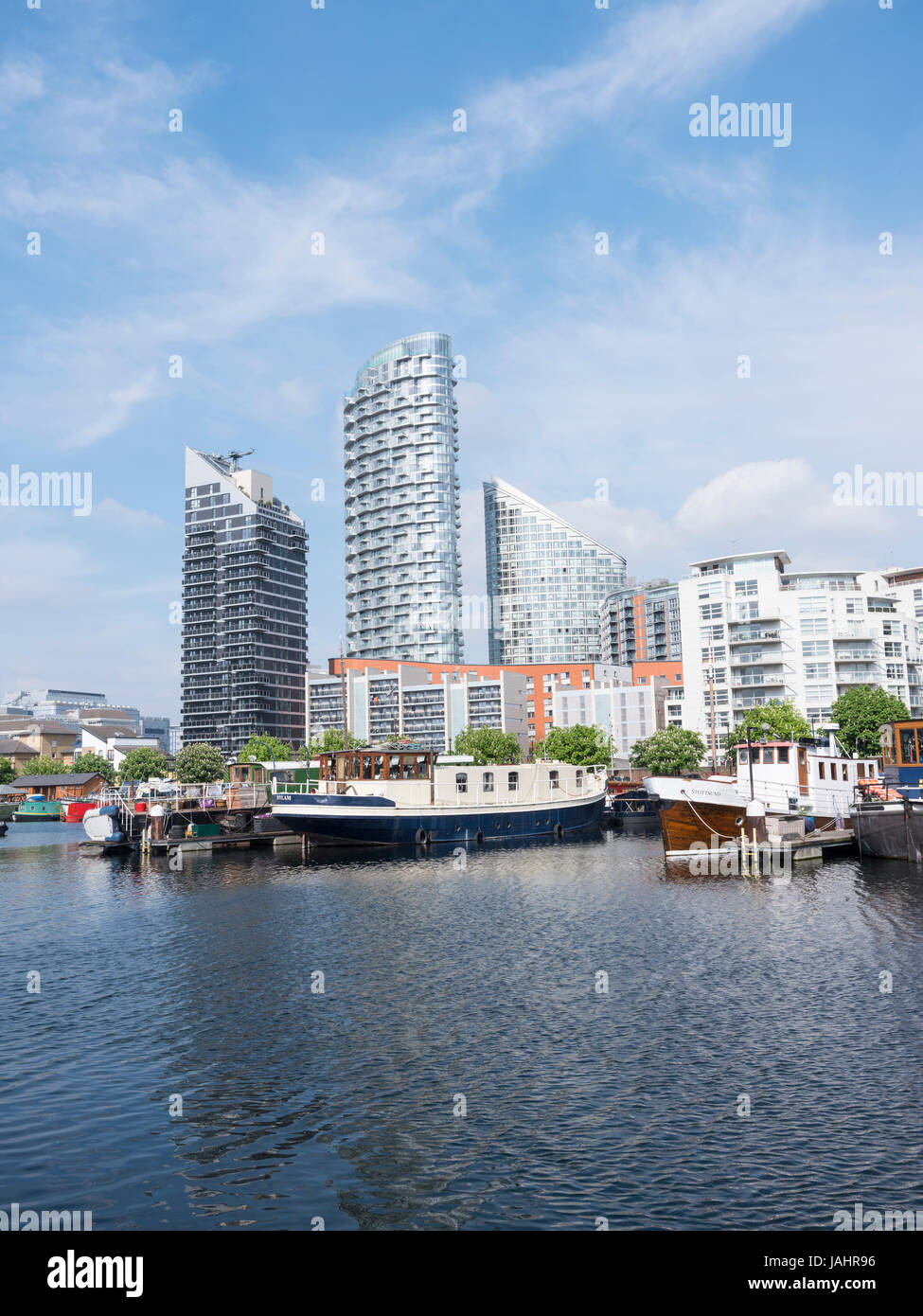 London, United Kingdom, 7 may 2017: house boats and apartment buildings ...