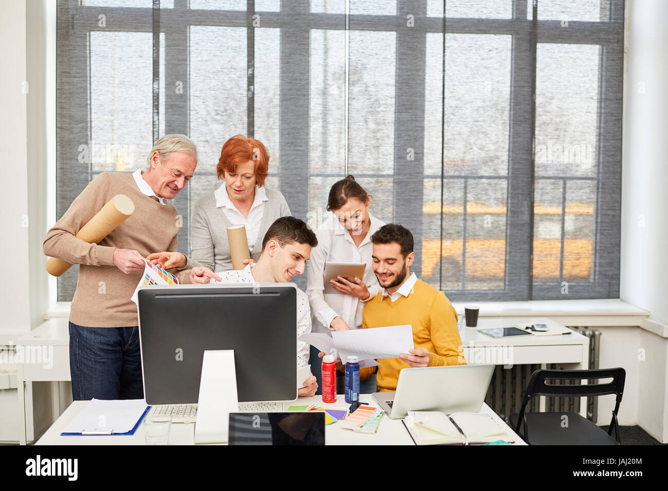 Cooperation discussion hi-res stock photography and images - Alamy