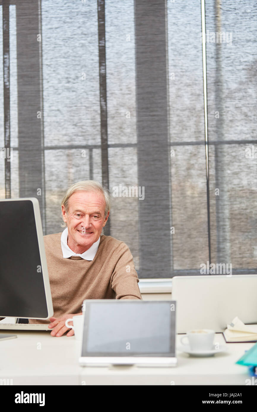 Work experience office hi-res stock photography and images - Alamy