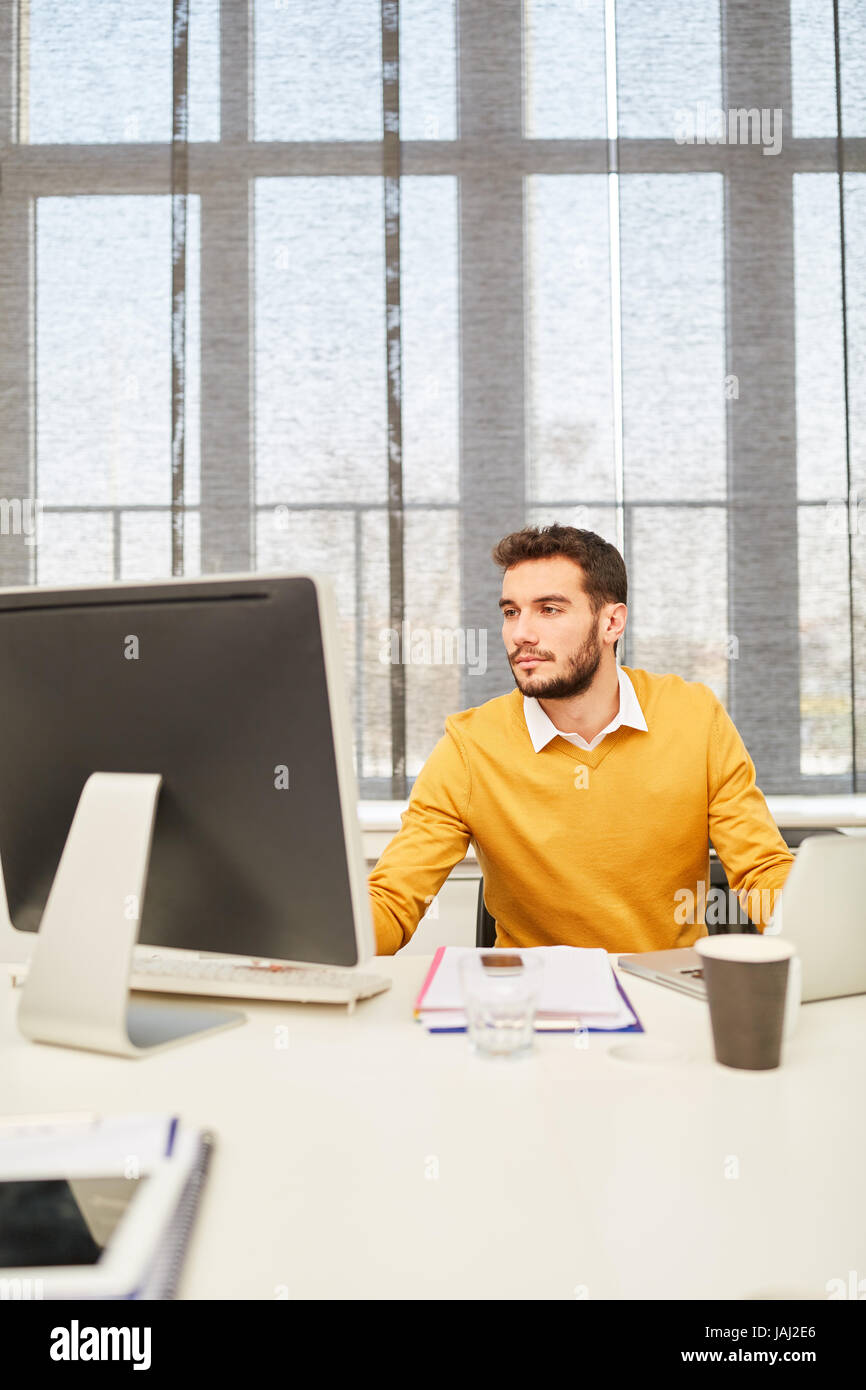 Online strategy hi-res stock photography and images - Alamy