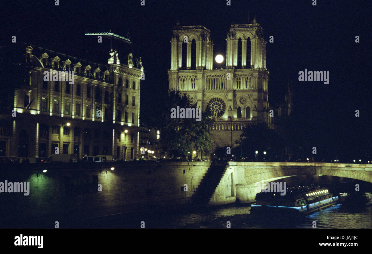 Sky europe moon night france paris hi-res stock photography and images ...