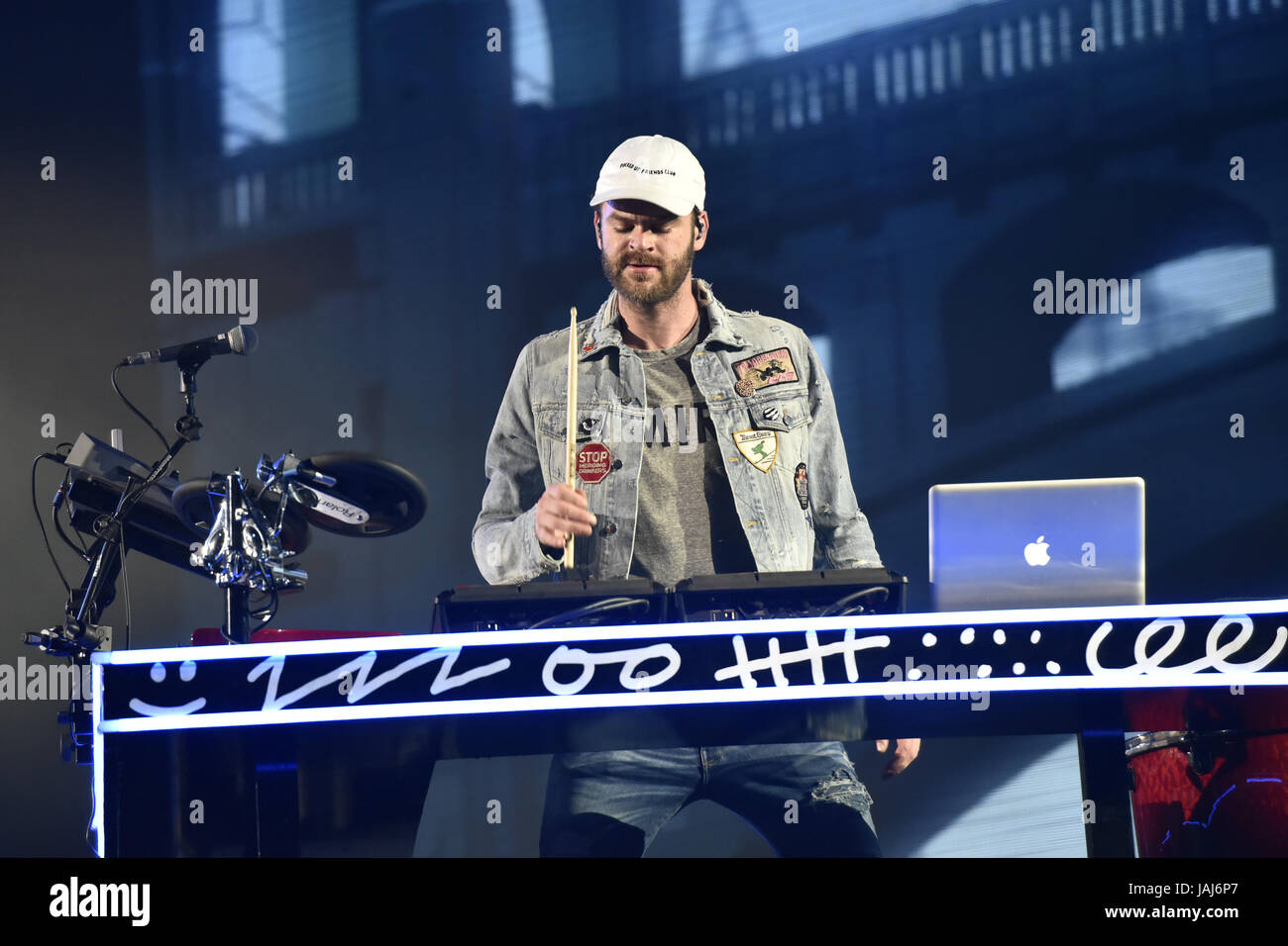 Chainsmokers onstage hi-res stock photography and images - Alamy