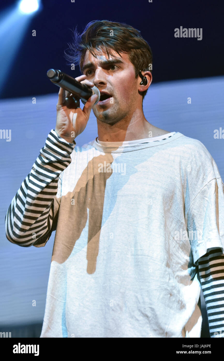 Chainsmokers onstage hi-res stock photography and images - Alamy