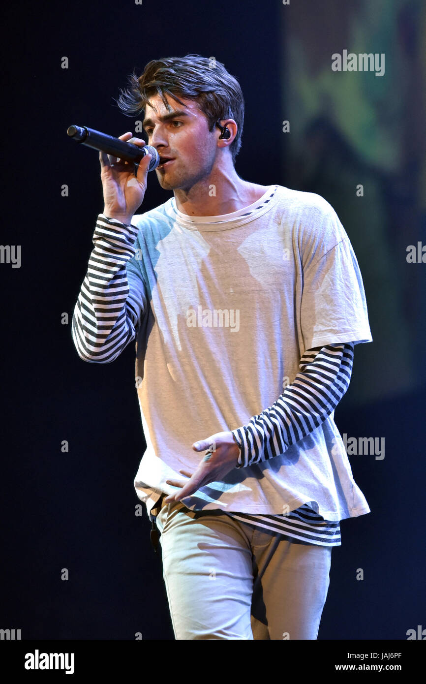 Chainsmokers onstage hi-res stock photography and images - Alamy