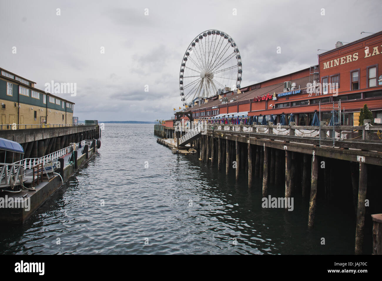 Seattle Waterfront and Great Wheel Stock Photo - Alamy