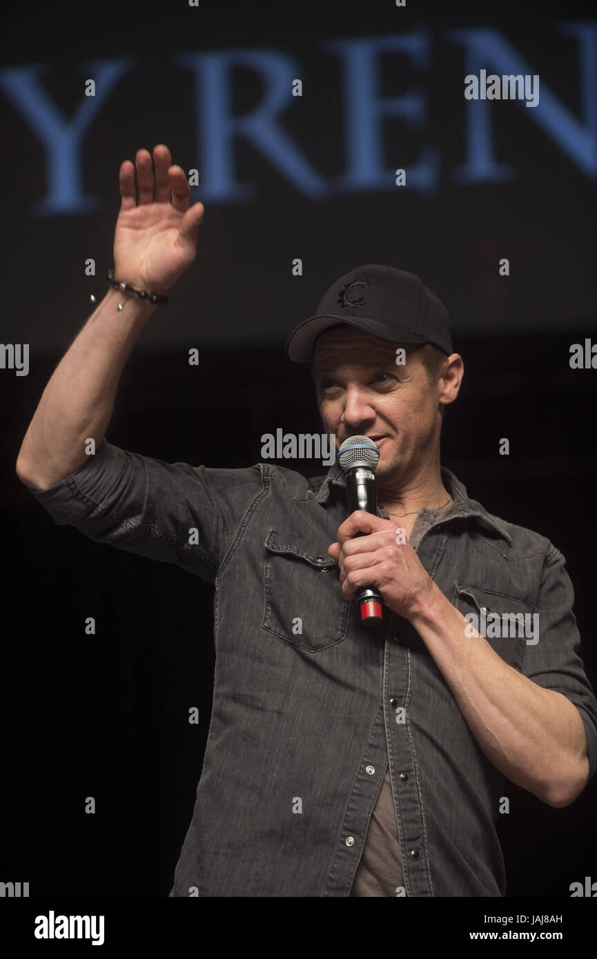 Jeremy Renner attends the Calgary Comic and Entertainment Expo ...