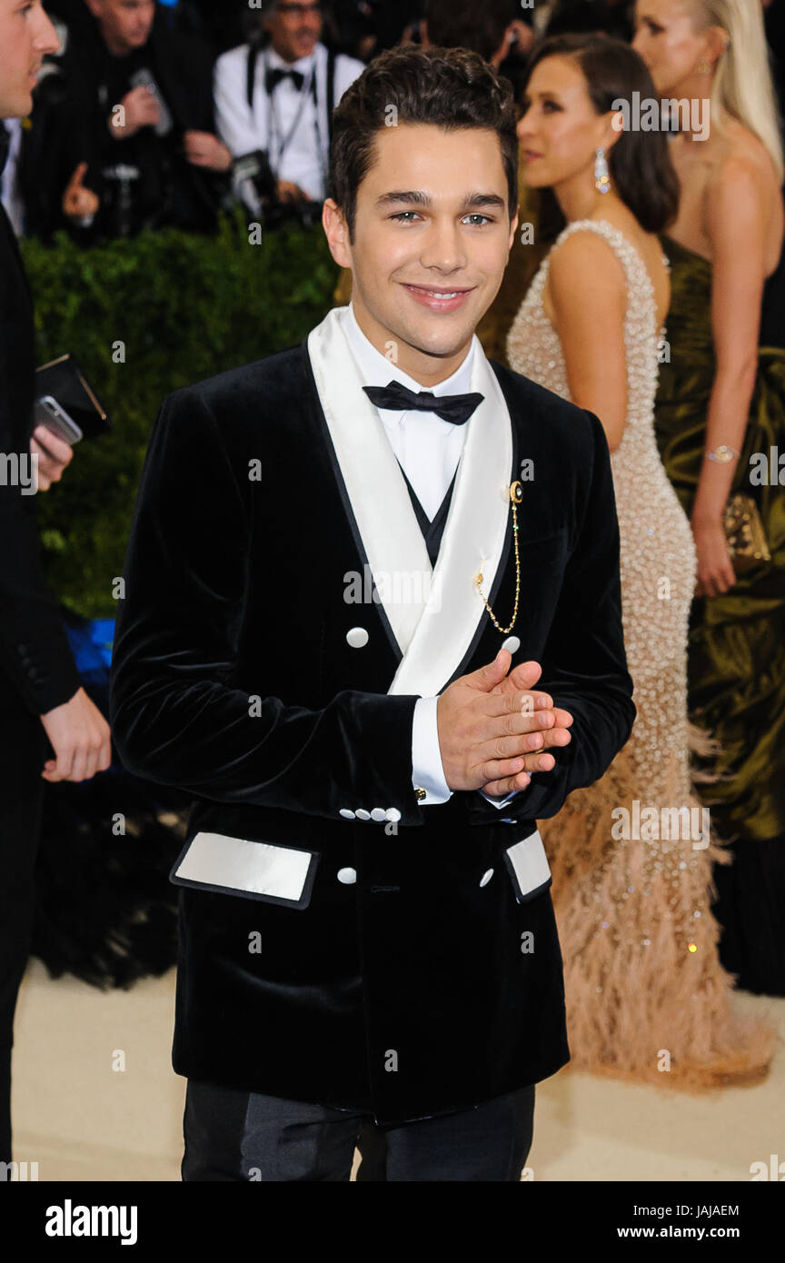 Austin mahone met gala hi-res stock photography and images - Alamy