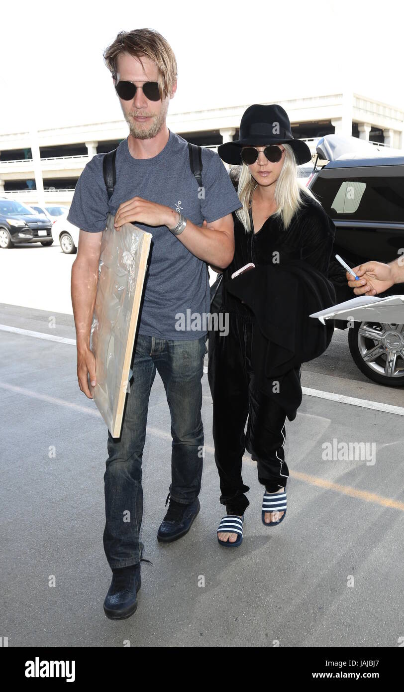 Kaley cuoco wears flip flops hi-res stock photography and images - Alamy