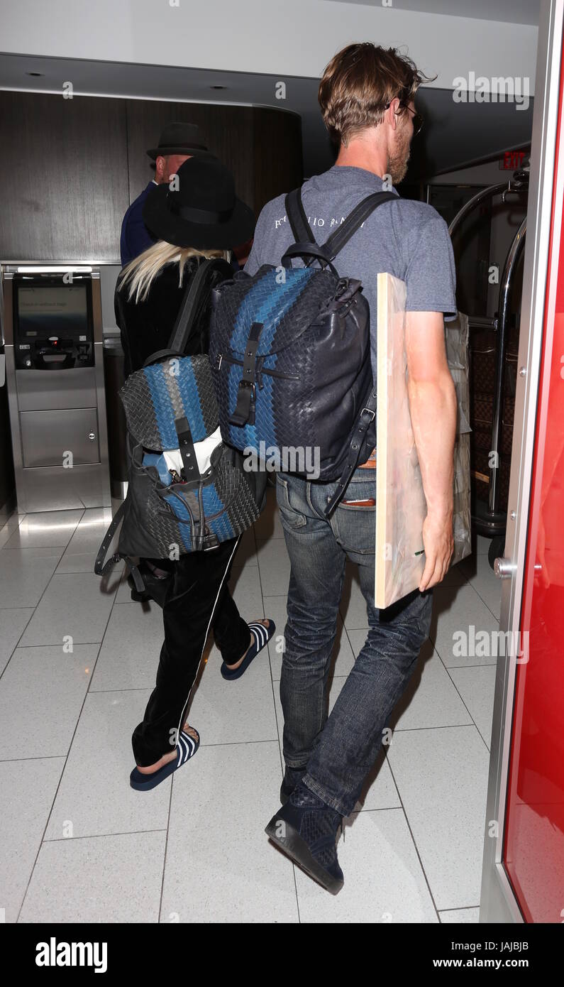 Kaley cuoco wears flip flops hi-res stock photography and images - Alamy