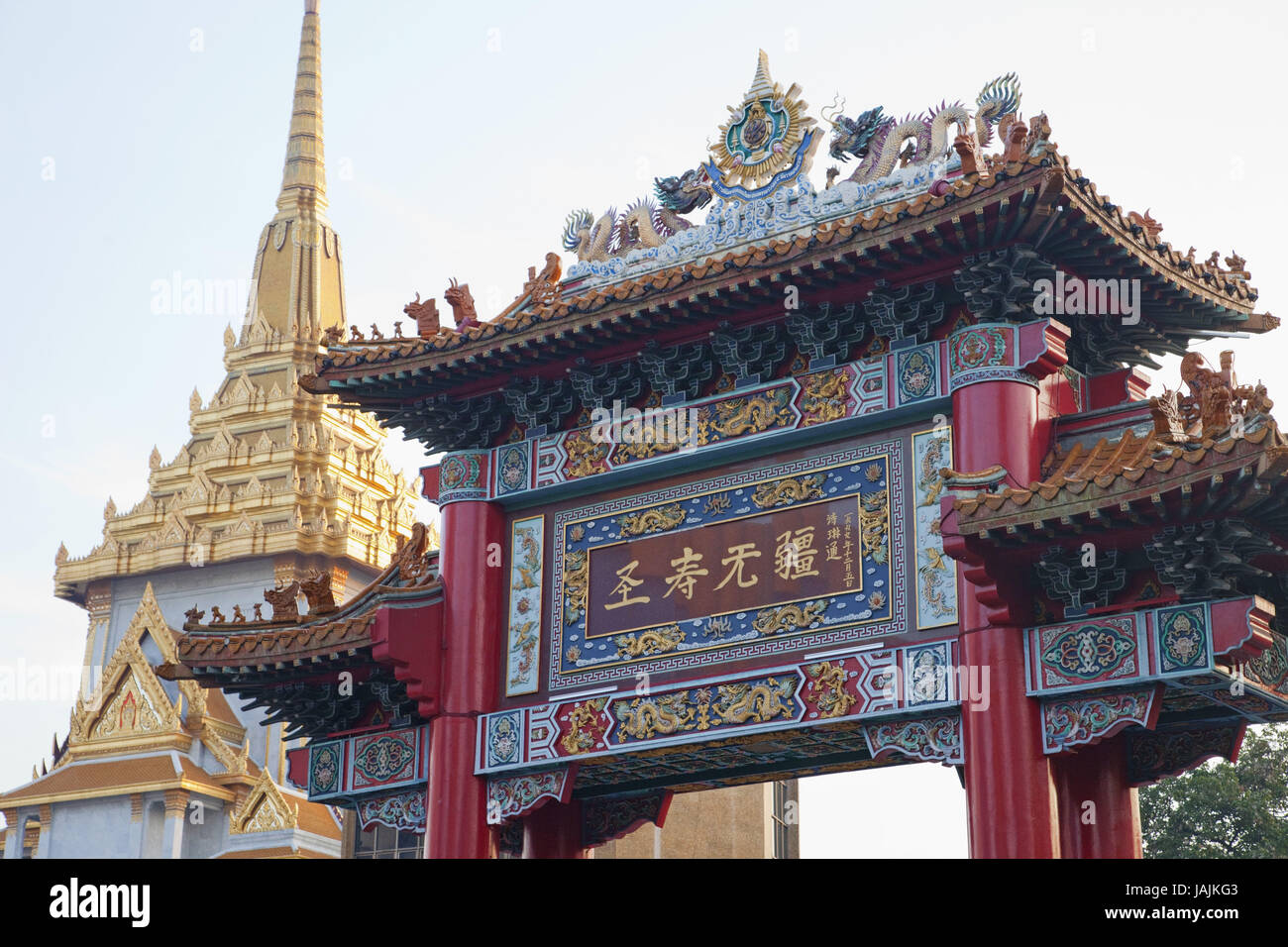 Chinatown gate wat traimit hi-res stock photography and images - Alamy