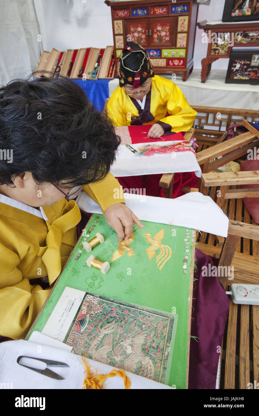 Traditional korean embroidery hi-res stock photography and images - Alamy
